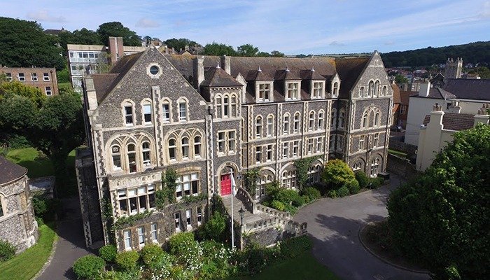 تحصیل در مدرسه Dover College انگلستان - گروه پیوند